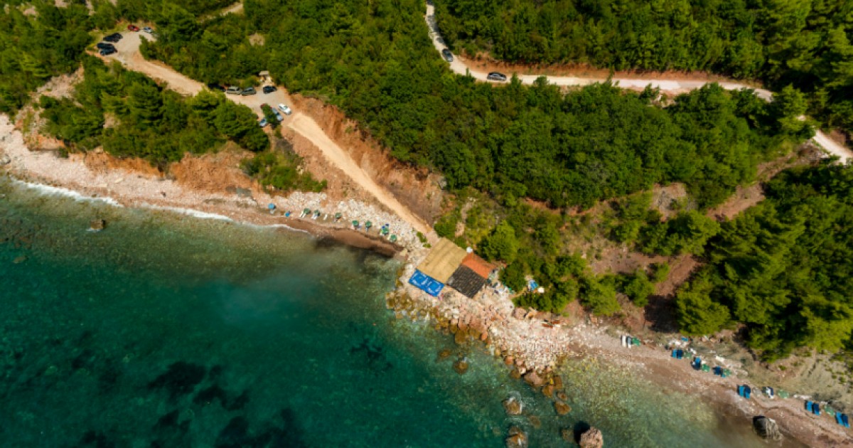 Stijena oštetila objekat na Crvenoj glavici | Radio Televizija Budva ...